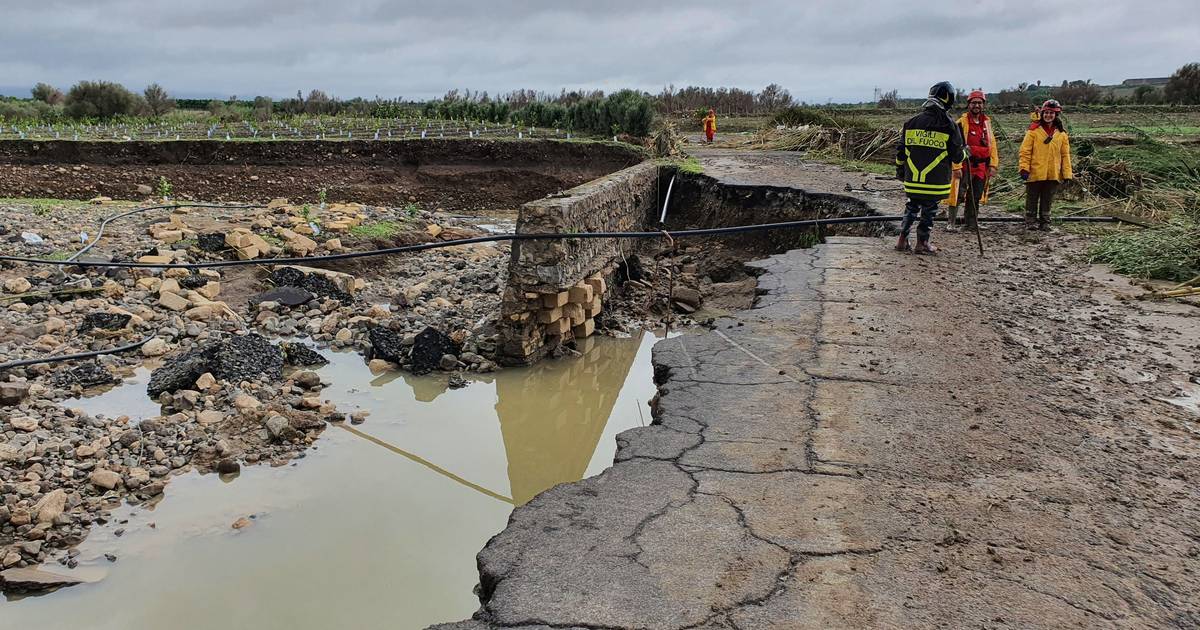 Modderstromen en overstromingen op Sicilië door noodweer | Buitenland ...