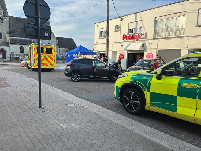 Automobilist rijdt in volle vaart van warenhuisparking en richt ravage ...