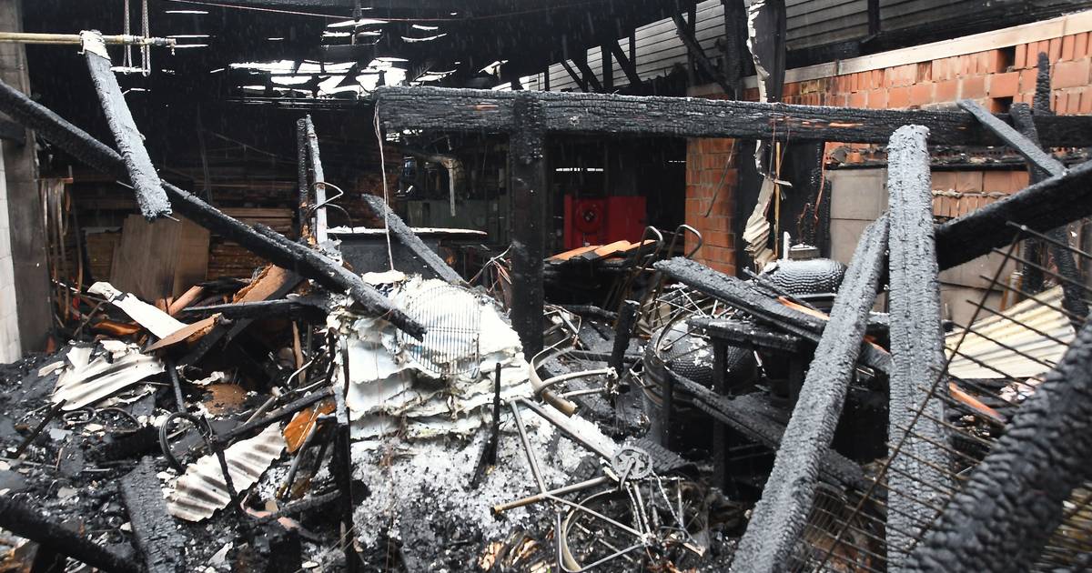 Kortsluiting is oorzaak van zware brand in schrijnwerkerij familie ...