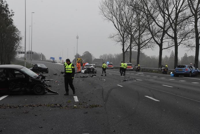 In beeld: zo zag de chaos eruit na spookrijder-ongeval op A12 | Chaos na heftig ongeval met ...
