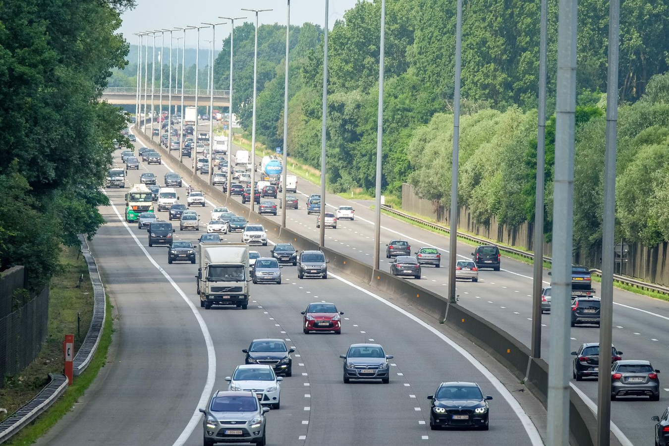 Uur file op E40 richting Brussel vanaf Aalst: rijstrook versperd ter ...