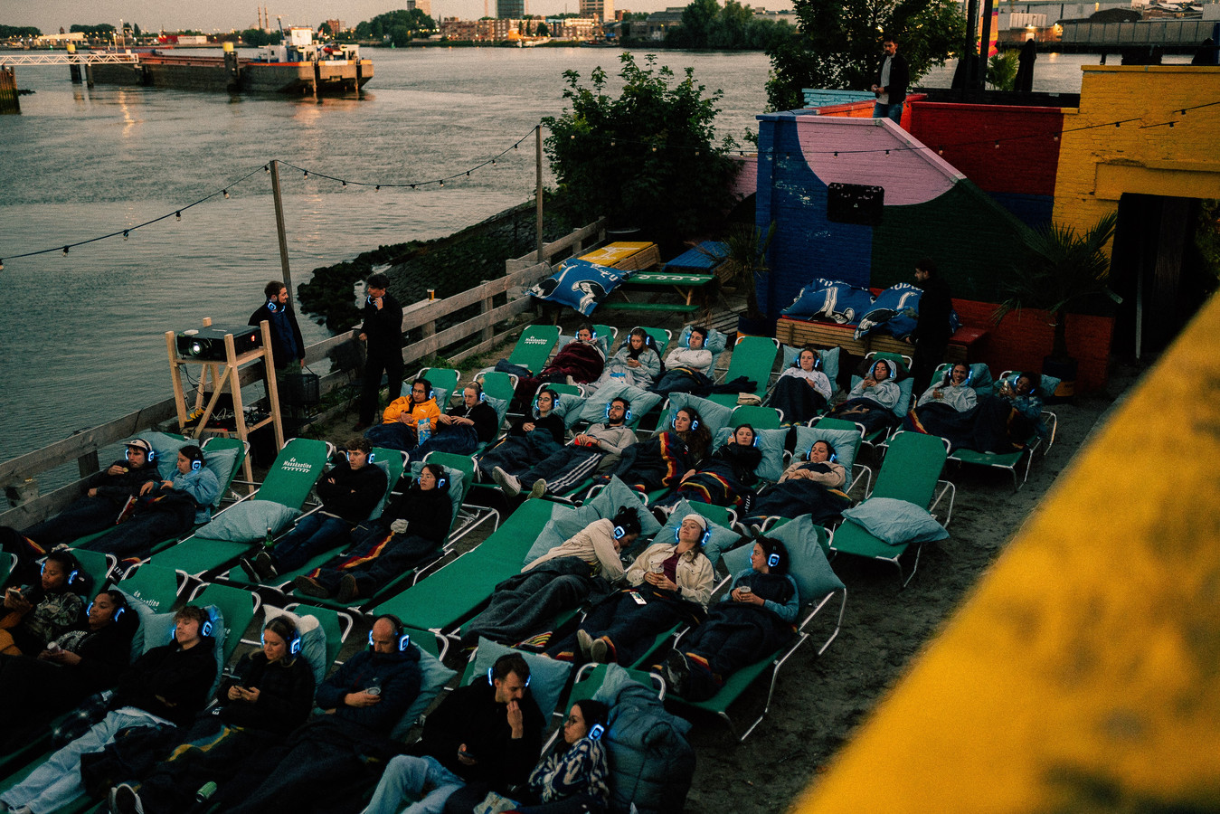 Leuk! Rotterdam krijgt een strandbios aan... de Nieuwe Maas | Foto ...