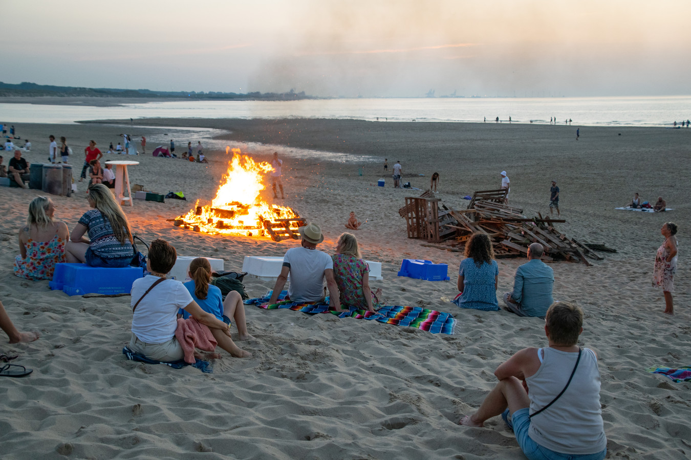 Retranchement neemt met strandkampvuur afscheid van de zomer | Foto | AD.nl
