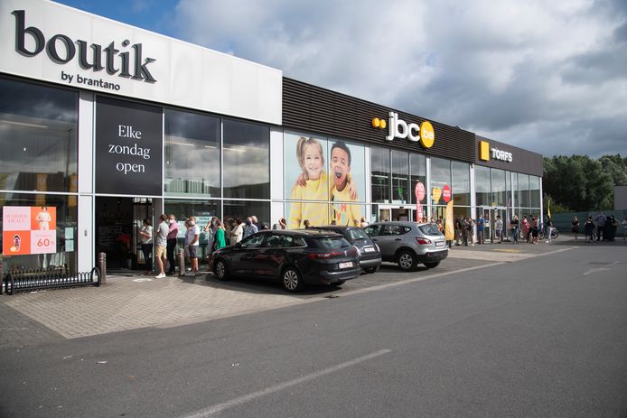 Uitverkoop Brantano zorgt voor stormloop... op fout adres | Dendermonde ...