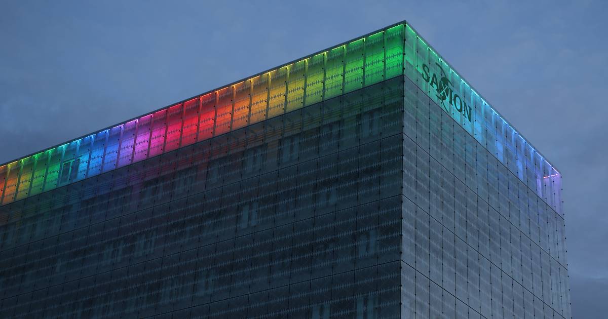 Saxion In Enschede Verlicht In Regenboogkleuren Enschede Tubantia Nl