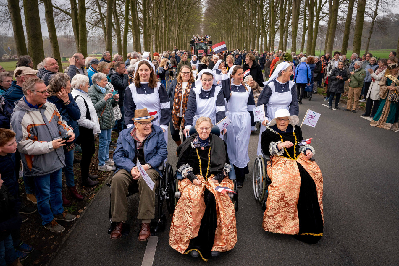 Rheden reist door de tijd met historische optocht: ‘Wie hierbij is ...