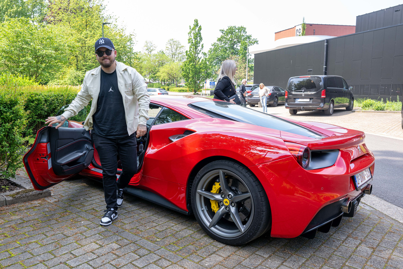 Luca Brecel kocht bovenop zijn Ferrari 488 recent nog twee nieuwe ...
