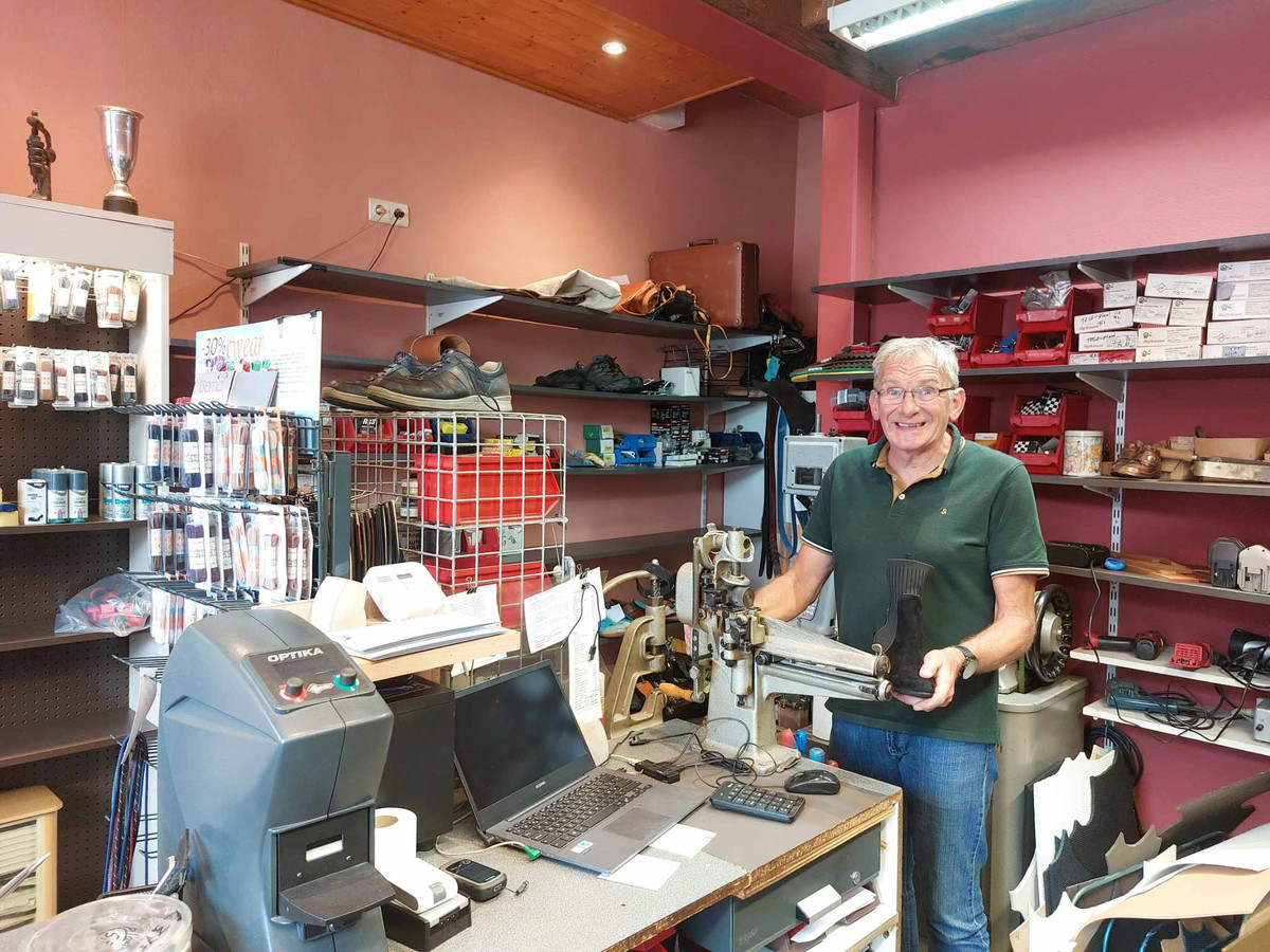 Schoenmaker Frank (64) hangt na 39 jaar zijn leest aan de haak: “De ...