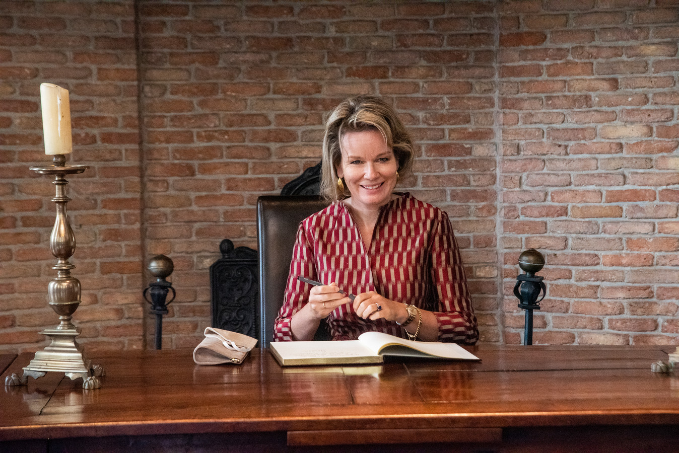 Koningin Mathilde bezoekt Fisheye in Wetteren en Kasteel van Laarne ...