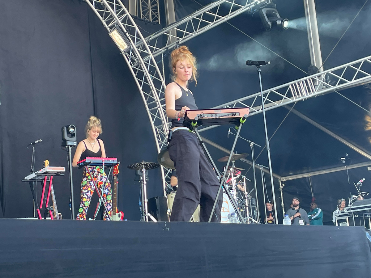 Vrouwen veroveren de dam, met Froukje wil iedereen wel dansen | Foto ...