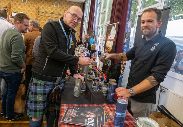 Liefhebbers kiepen geen whisky achterover, ze ‘beleven de smaak van ...