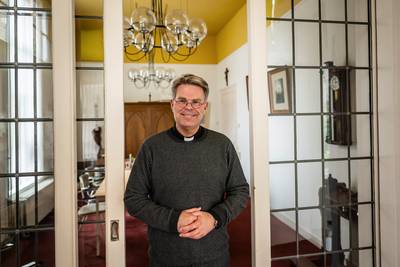 Paul is al 25 jaar pastoor: 'Ik woon op een festivalterrein’ - Oozo.nl