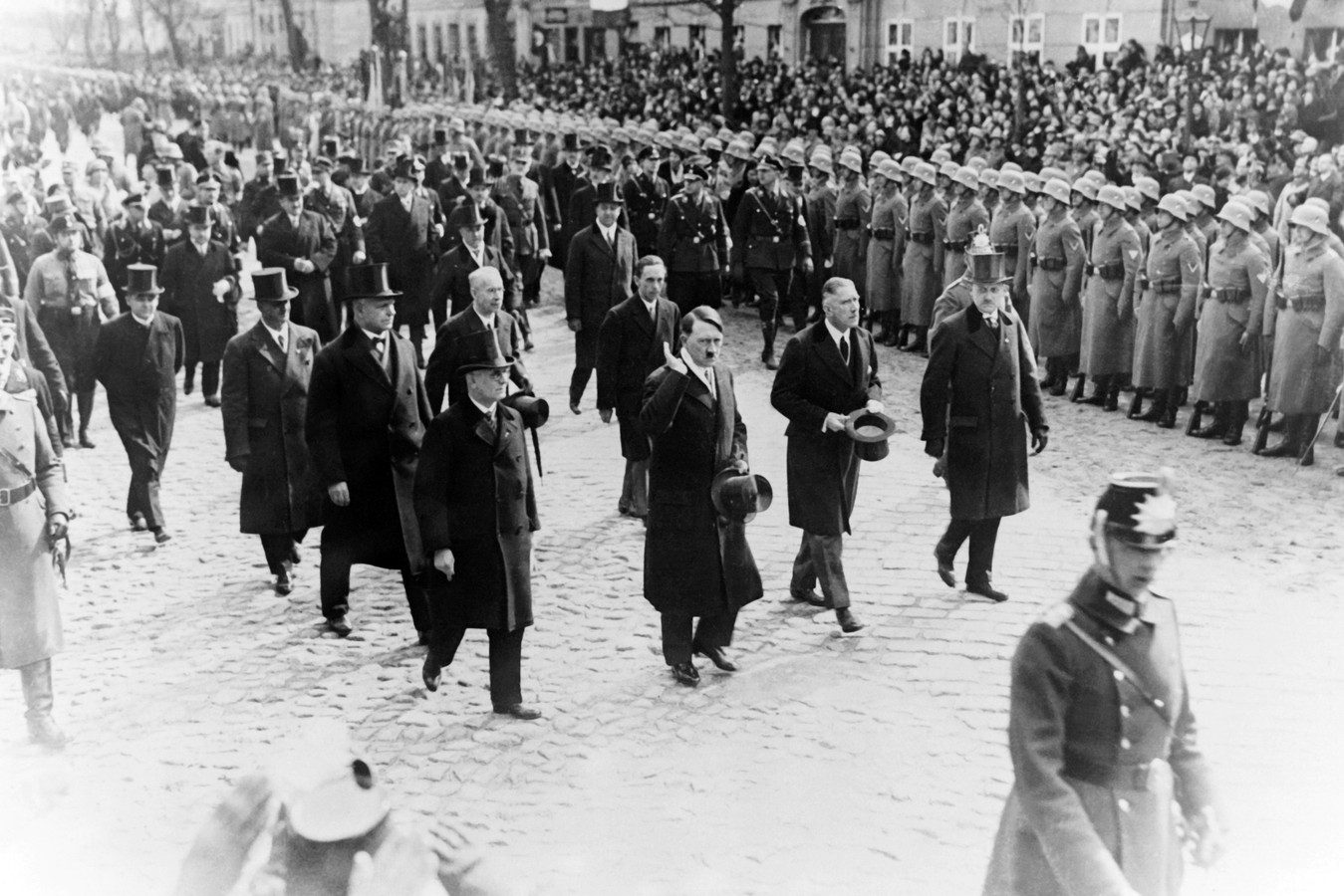 De schaduw van Hitler hangt na 90 jaar nog altijd over Berlijn | Foto ...