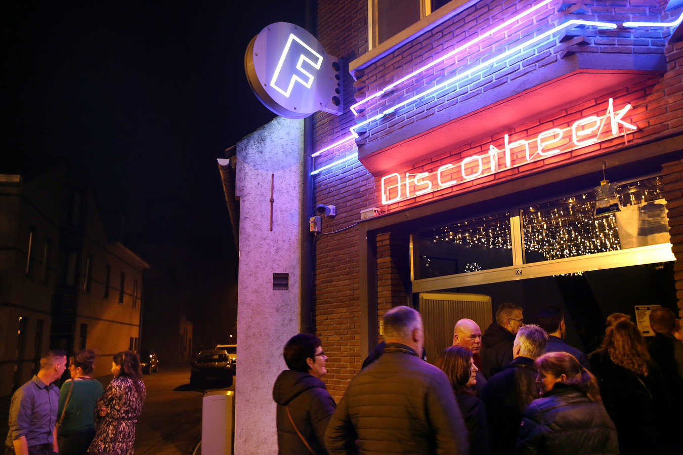Nostalgisch feesten onder de discobollen van ‘t Fortuin: ‘Hier kon ...
