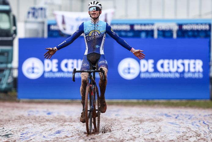 Arthur Van Den Boer maakt favorietenrol waar op BK veldrijden in ...