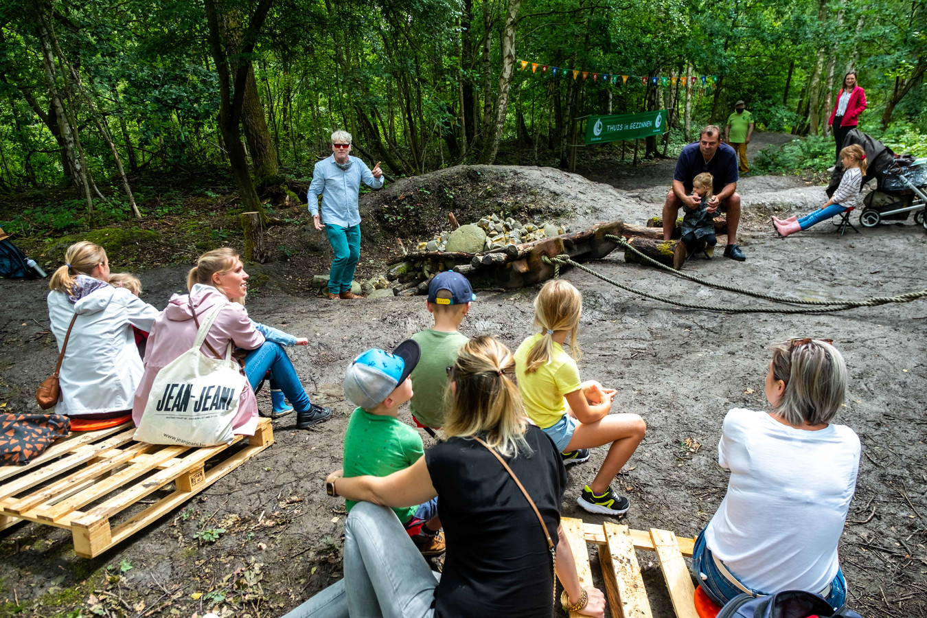 Tientallen kinderen genieten van Trollenvertellingen in De Schorre ...