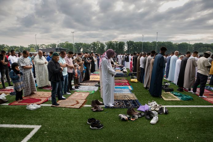 Duizenden biddende moslims in Eindhoven luiden Offerfeest in: ‘Het ...