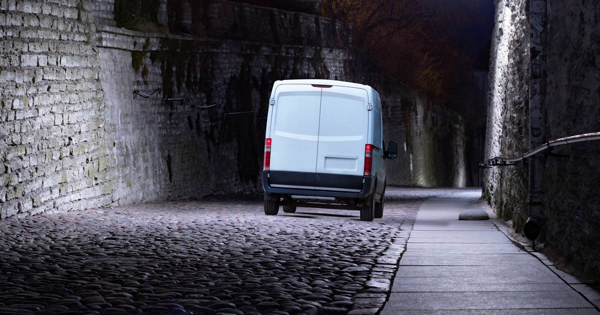 Politie waarschuwt voor wit busje dat kinderen achtervolgt, dorp extra ...