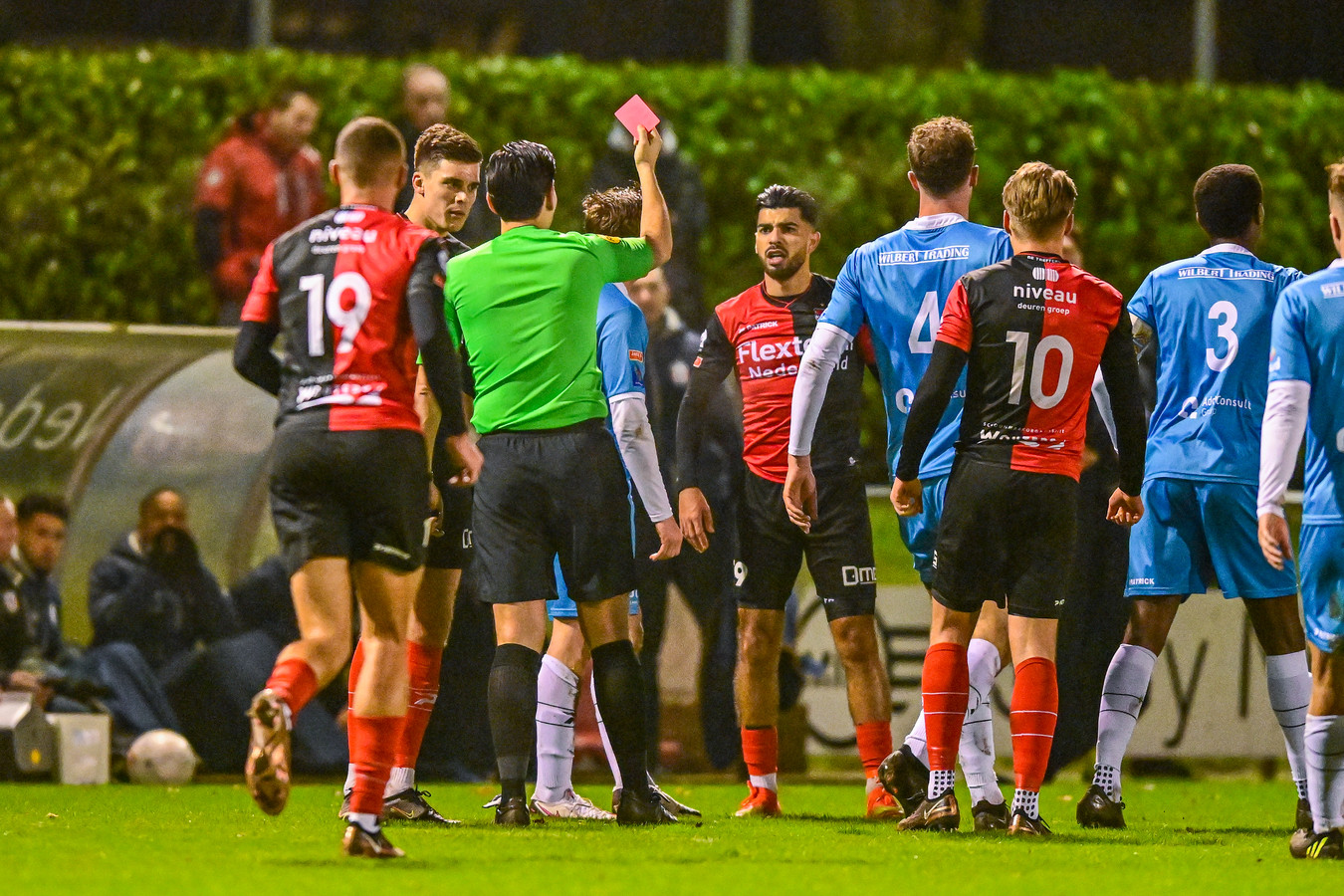 De Treffers laat dure punten liggen in duel met drie rode kaarten ...