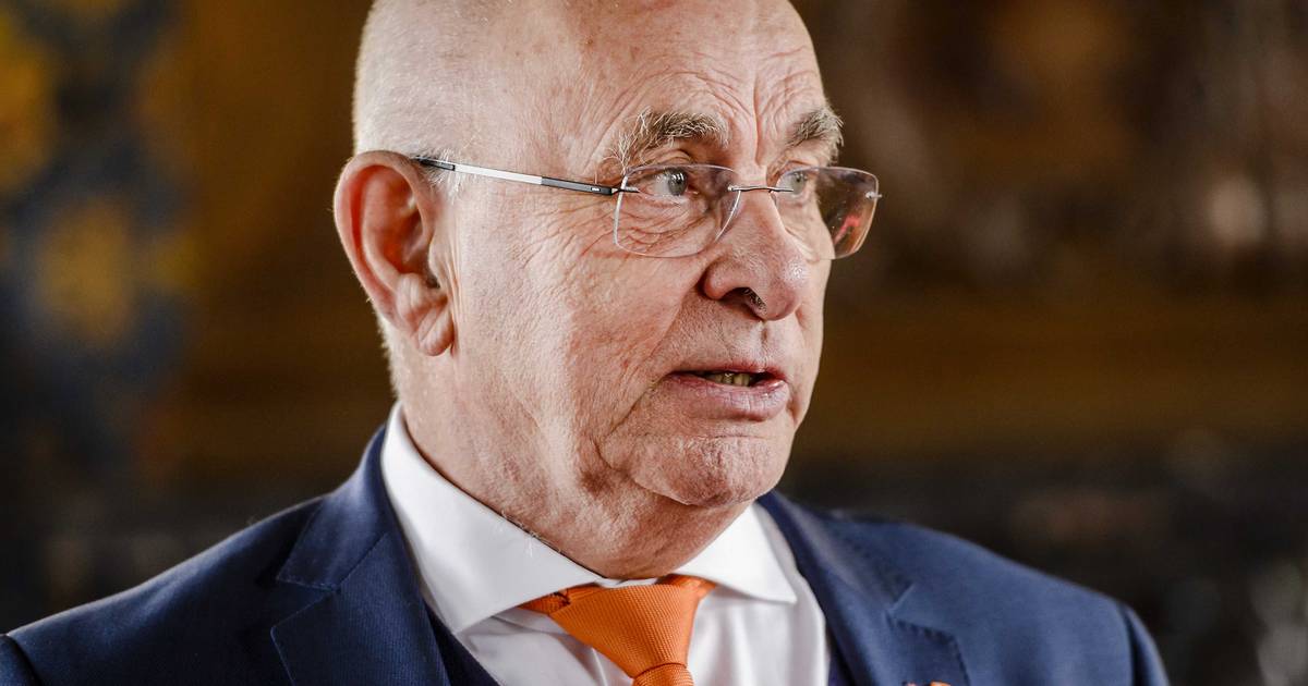Van Praag wil jeugdtransfers aan banden leggen | Uefa | AD.nl