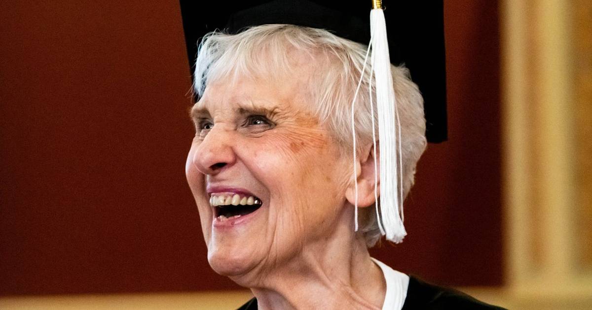 71 jaar nadat ze aan universiteit begon, studeert 90-jarige oma af ...