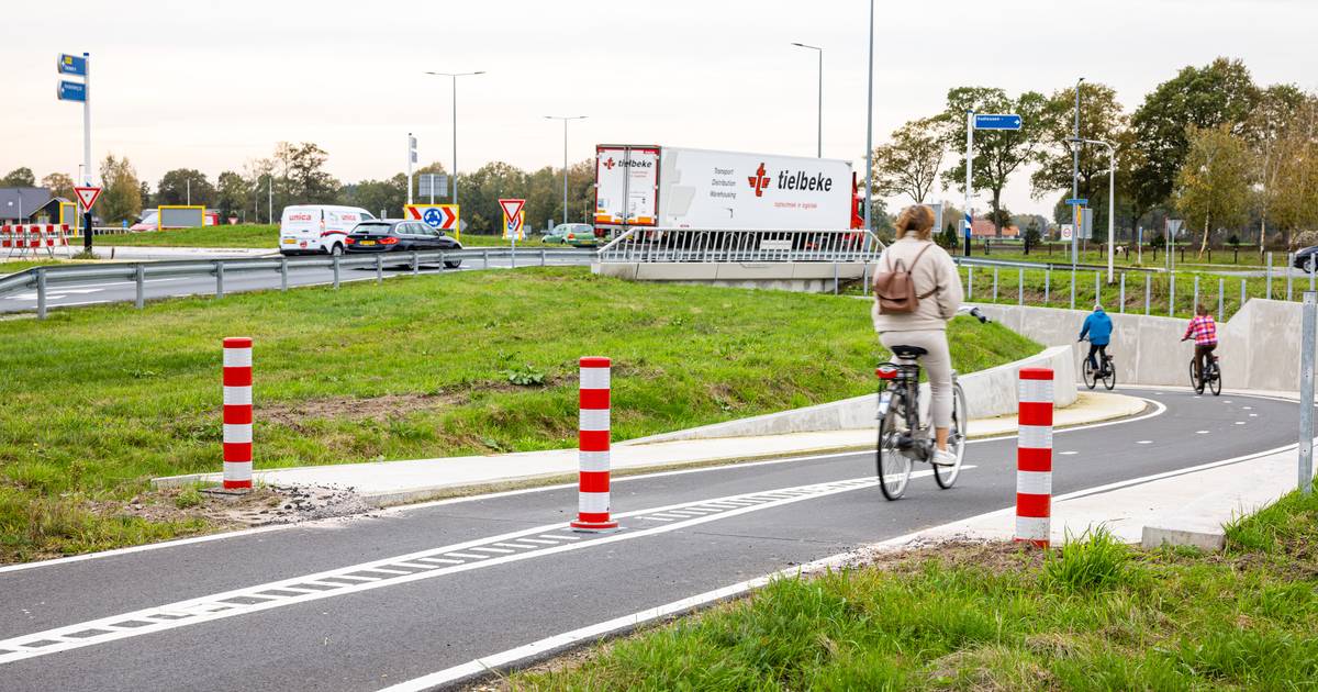 Paaltjes dwarsbomen auto’s in fietstunnels N340 bij Oudleusen ...