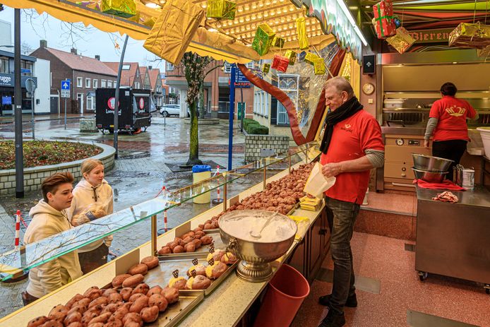Een oliebol is lekker, maar het is voor de kramen geen appeltje voor de ...