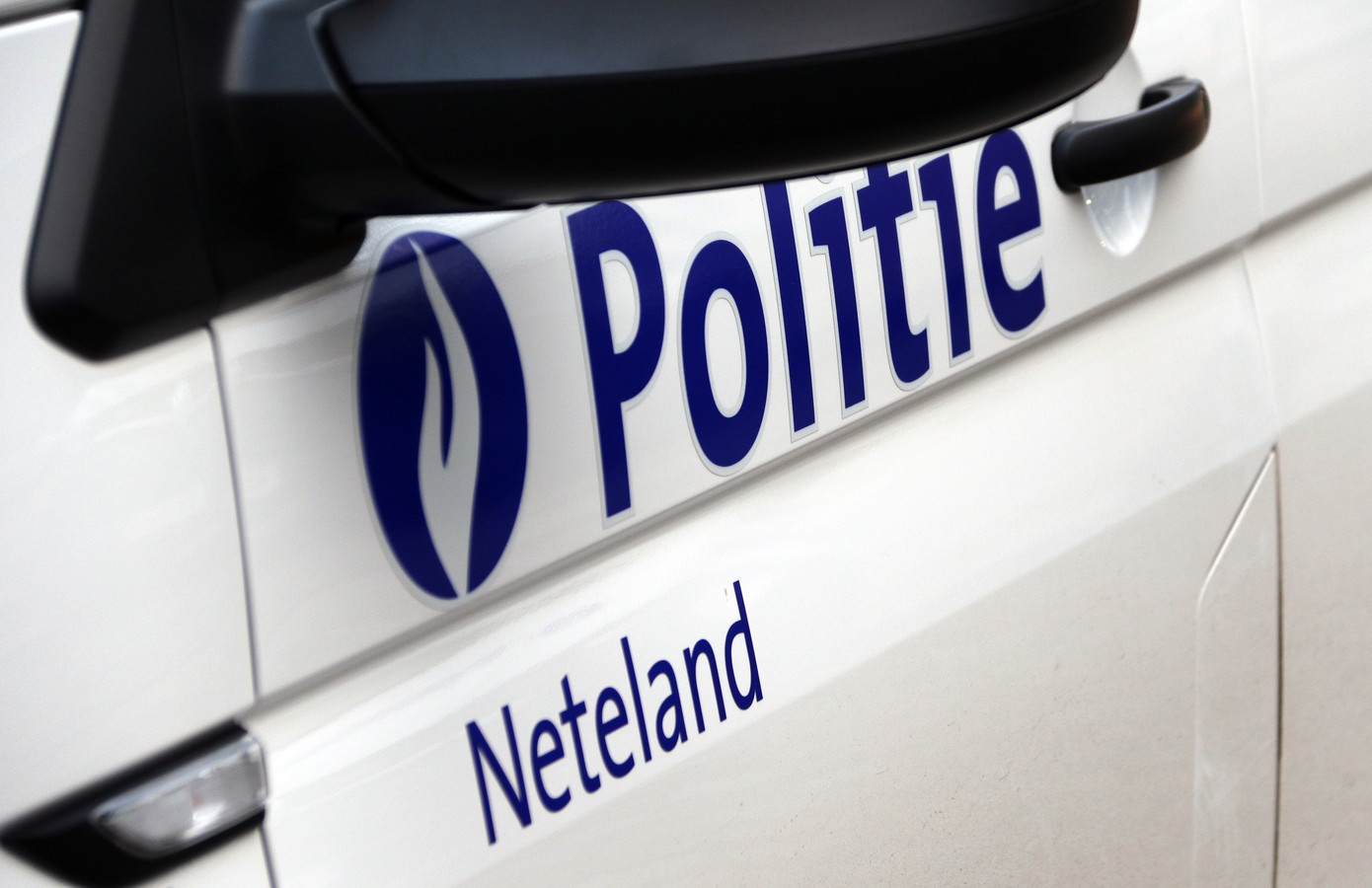 Politie Neteland op zoek naar veroorzaker ongeval waarbij fietser ...