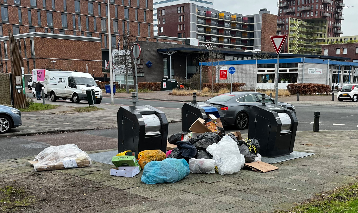 Op deze plekken in Utrecht stapelen de bergen afval zich op ...