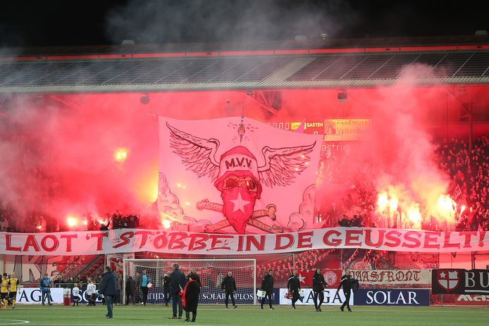 MVV laat duizenden supporters gratis naar binnen na rellen tegen Roda ...