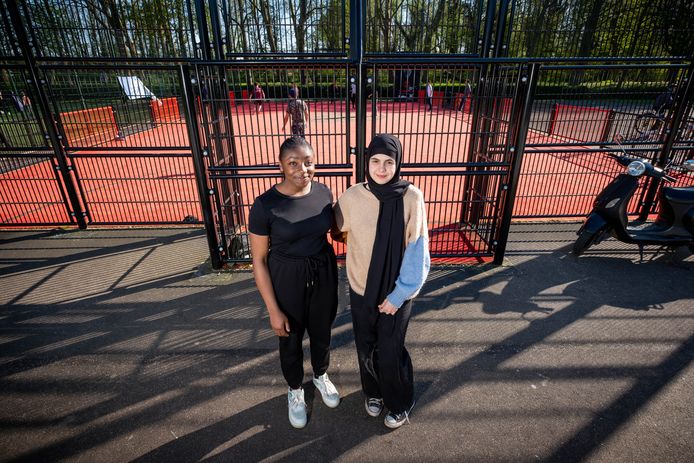 Romaissa (16) en Andrea (18) zijn de eerste Red Court Coaches in Lier ...