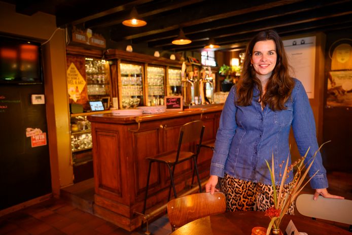 Heilig Huisken, waar Gert Verhulst en Jelle Cleymans aan de toog hangen ...