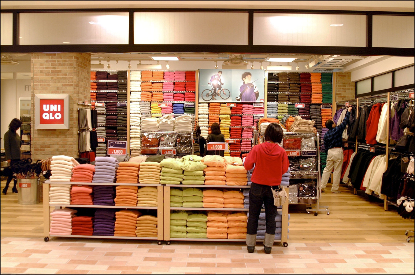 1550 vierkante meter aan Japanse basics: vanaf nu is de Uniqlo in Rotterdam open | Foto | AD.nl