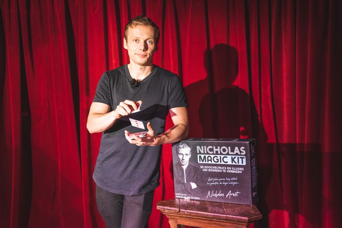 Televisiegoochelaar Nicholas steekt 80 van zijn trucs in een ...