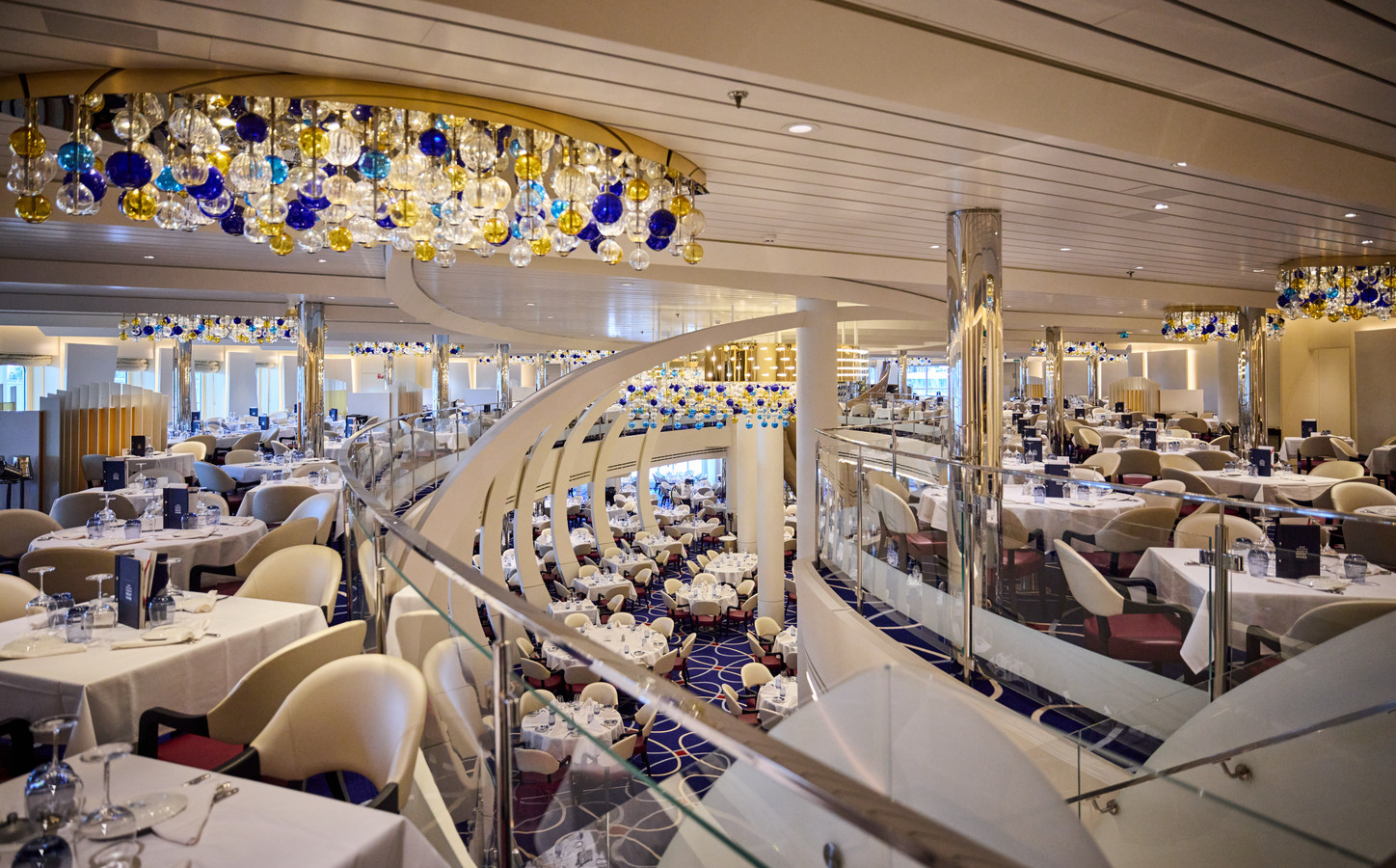 Zo ziet het superdeluxe nieuwe cruiseschip Rotterdam VII er van binnen ...