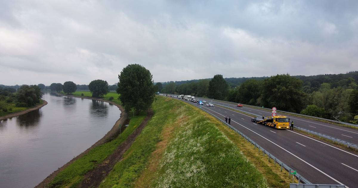 Automobilist verliest de macht over het stuur en raakt vangrail op A348 ...