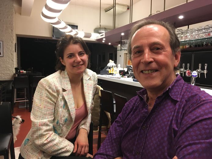 Veertien rollen in één persoon: Manon Soberon speelt hilarische ...