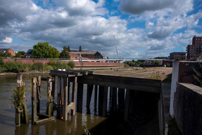 70 jaar oude loskade aan Schelde wordt afgebroken | Wetteren | hln.be