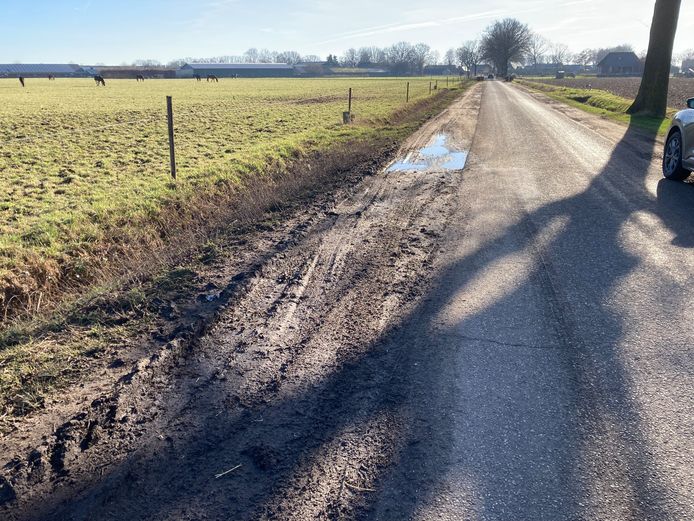 Boekelse bermen aan gort gereden door verkeer dat omreed. Wie gaat dat ...