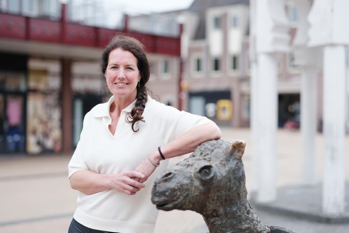 De nieuwe Westervoortse wethouder Laura Kaper krijgt veel op haar ...