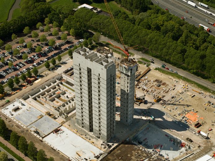 Vier liftschachten van het RIVM-gebouw torenen uit boven De Uithof | Utrecht | gelderlander.nl