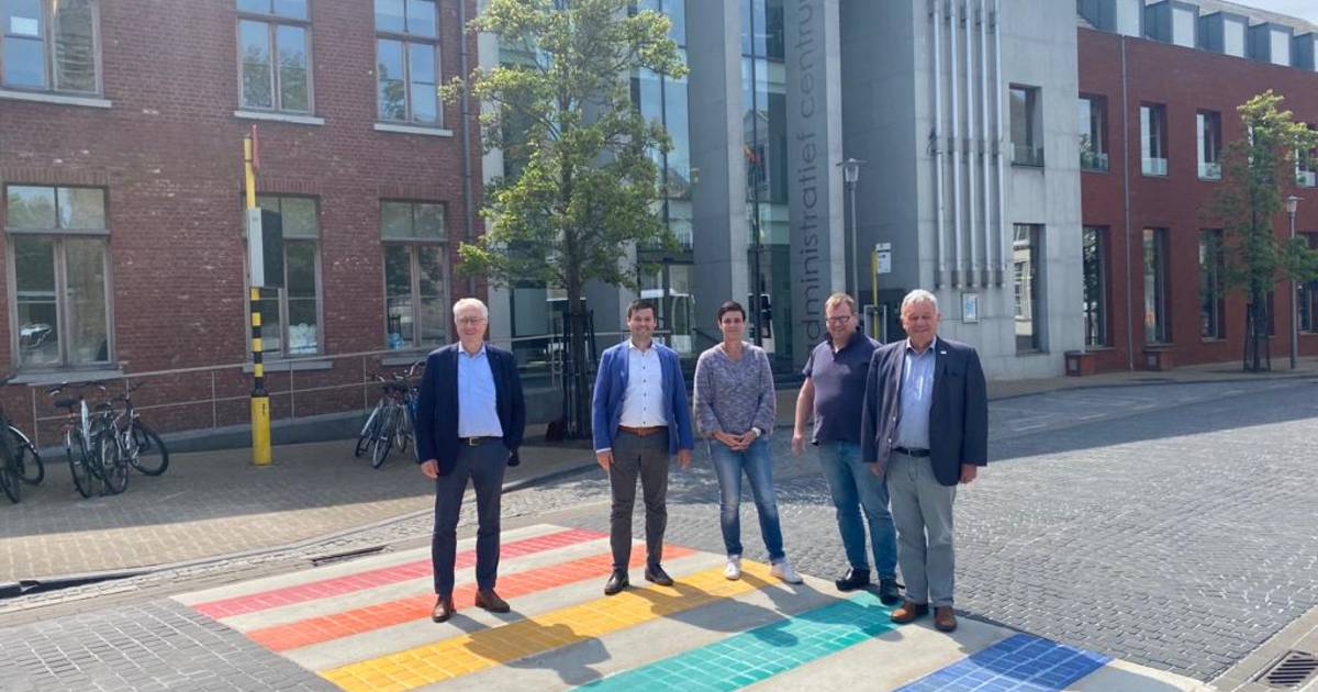 Ichtegem heeft nu ook zijn regenboogzebrapad: “Iedereen moet hier ...