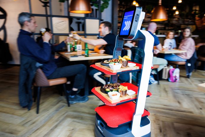 Rolt daar een robot door het restaurant? ‘Ze nemen het zware en vieze ...