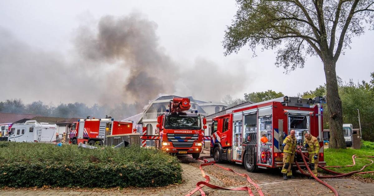 Grote brand op woonwagenkamp in Eindhoven, één chalet volledig ...