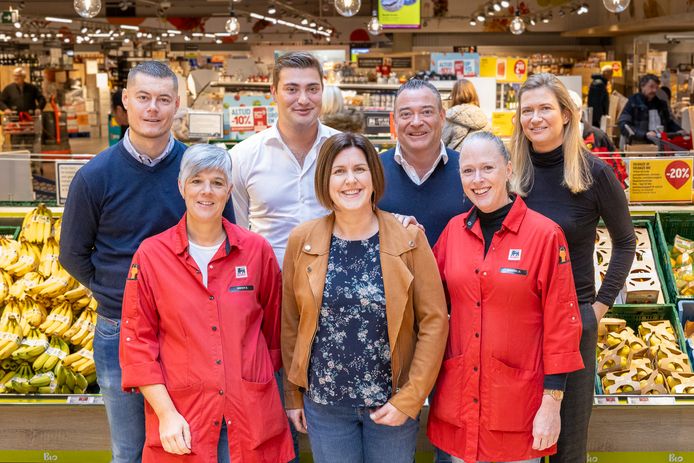 NET OPEN. Hele familie is nieuwe uitbater van Delhaize Brugge Sint ...