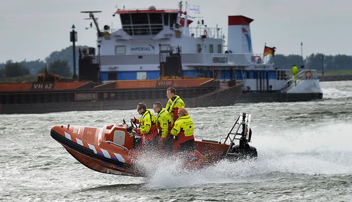 De dodelijke schoonheid van De Waal: kolkende rivier is gevaarlijkste ...