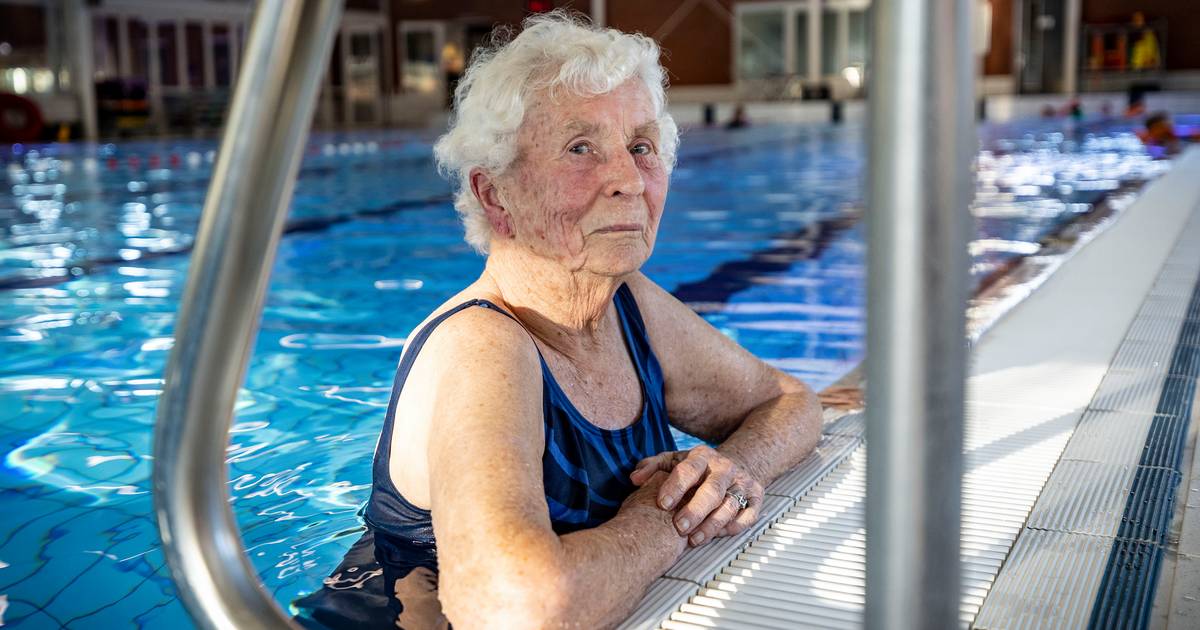 90 jaar en zo fit als een hoentje, Alie uit Losser is elke week op de ...