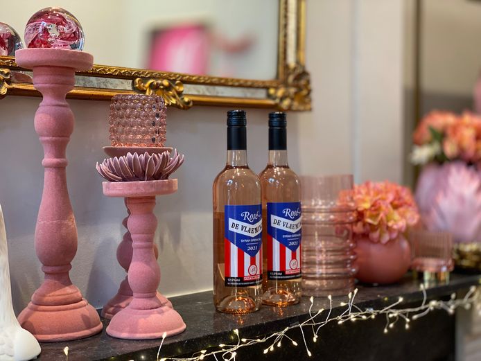 Winkel met enkel roze spullen viert eenjarig bestaan: “Gratis roze ...