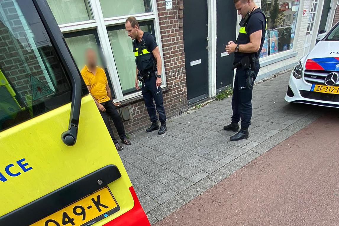 Dronken man glipt ambulance binnen en doet er zijn behoefte: ‘Hij heeft ...