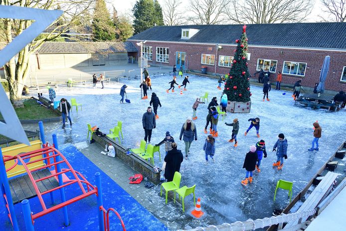 Schaatsen op het schoolplein dankzij meneer Jeroen: ‘Het begon weer te ...